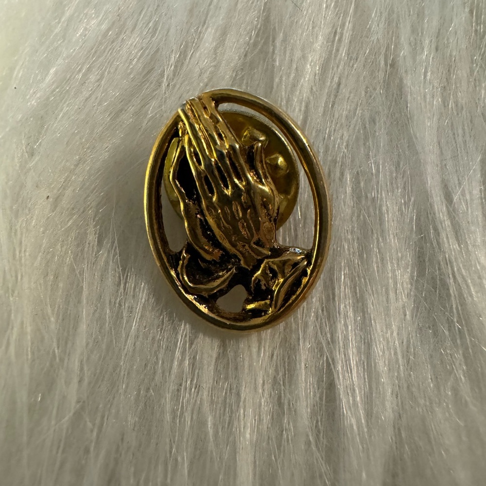 Vintage Praying Hand Faith Prayer Gold Tone Lapel Pin - Gem